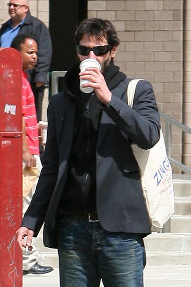 KEANEWS: May 11 2010 Keanu Reeves Drinks Coffee in NY